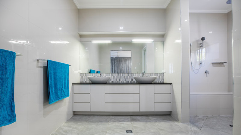 white-bathroom-interior – chaseyates.com